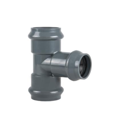 Cina Disegno di collegamento ad acqua CPVC Tee Pipe Fitting con presa Pn10/Pn16 in vendita
