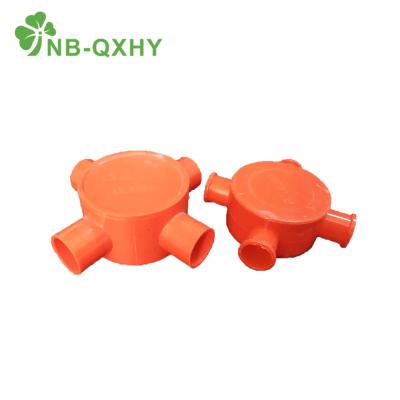 China UV-bescherming Rood/wit PVC-kabelgeleiding Elektrische vierrichtingsbuisverbinding 20-63 mm Te koop