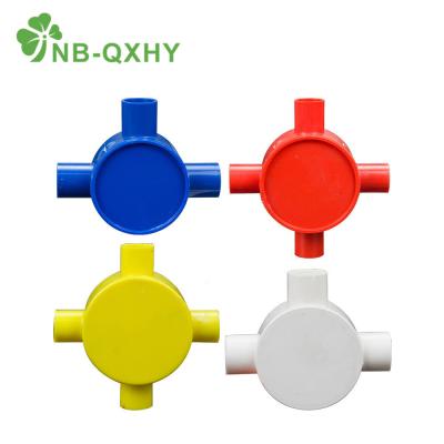 China UV-bescherming Rood/wit PVC-kabelgeleiding Elektrische vierrichtingsbuisverbinding 20-63 mm Te koop