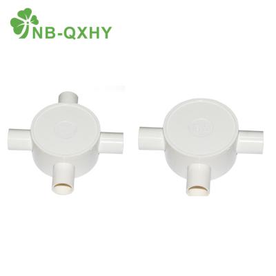 China UV-bescherming Rood/wit PVC-kabelgeleiding Elektrische vierrichtingsbuisverbinding 20-63 mm Te koop