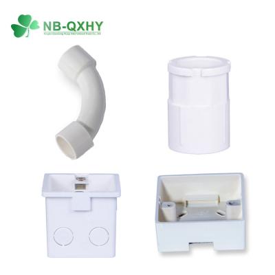 China UV-bescherming Rood/wit PVC-kabelgeleiding Elektrische vierrichtingsbuisverbinding 20-63 mm Te koop