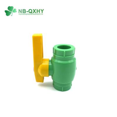 Cina Fittings per tubi PPR in plastica con connessione ad angolo di 90 gradi con Pn20 e Pn25 in vendita