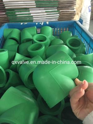 中国 90 度 角 色彩のある PPR パイプと冷たい水と熱い水のためのフィッティング 耐久性素材 販売のため