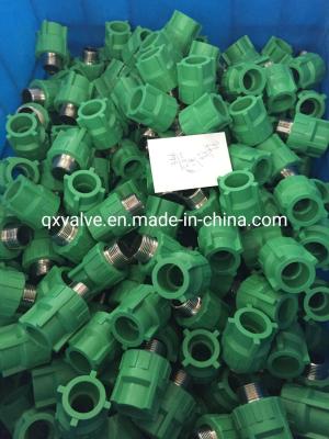 中国 90 度 角 色彩のある PPR パイプと冷たい水と熱い水のためのフィッティング 耐久性素材 販売のため