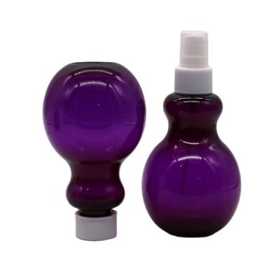 Cina 225 ml di bottiglia spray in forma di pera a colori personalizzati in PET per soluzione di imballaggio cosmetico in vendita