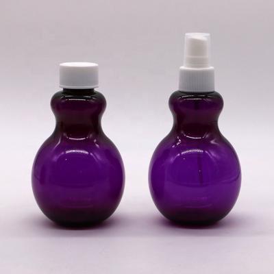 Cina 225 ml di bottiglia spray in forma di pera a colori personalizzati in PET per soluzione di imballaggio cosmetico in vendita