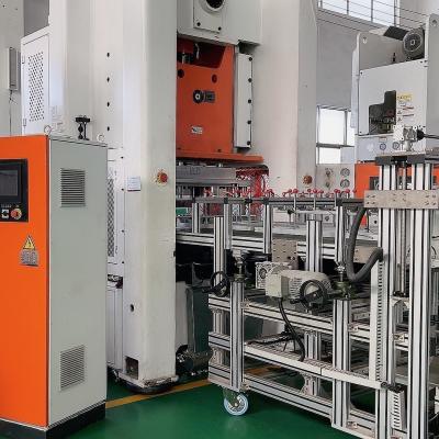 China Máquina de fabricación de placas de papel de aluminio de 35-70 trazos/min con potencia de compresor de 26 kW y más de 10 años de vida útil en venta