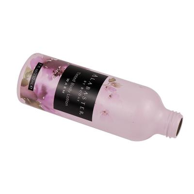 Cina Sakura Pink Matte Aluminum Cosmetic imbottiglia le bottiglie di cura personale 50ml-500ml in vendita