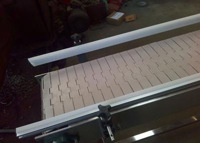 China Zzgenerate Cosmetic Industry Slat Chain Conveyor for Conveying en venta