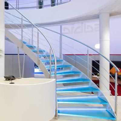Cina Modern LED Curved Steel Stairs Customized Luxury Powder Coat SUS304 in vendita