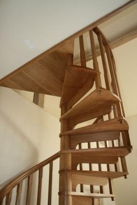 Cina Solid Oak Tread Timber Spiral Stair Interior Room Easy Install in vendita