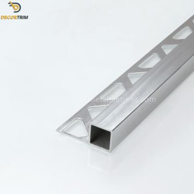 China Cuadrados cerrados forman de la longitud del ajuste de aluminio de la teja los 2,5 metros de plata en venta