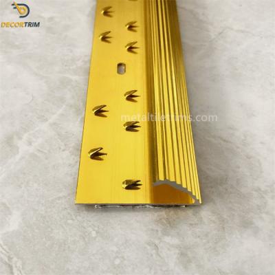 China Carpet Edge Trim Carpet Transition Strip Goud 7.7mm × 38mm Gripper Punching Te koop