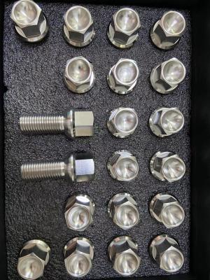 Cina L'ansa di titanio della lega GR5 si serra per il filo esterno modificato M14 X 1,5 x 28mm della vettura da corsa in vendita