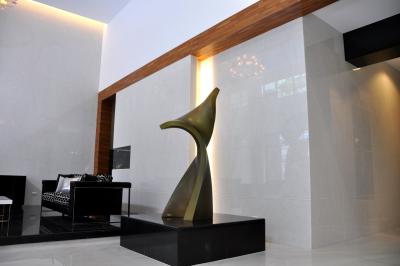 China Surface Painted Cast Bronze Sculpture Abstract Style For Hotel Decoration for sale