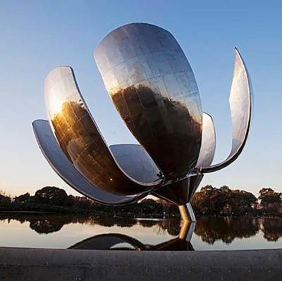 Cina Grande decorazione pubblica lucidata della scultura di acciaio inossidabile specchio all'aperto in vendita
