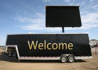 China High Gray Scale Mobile LED Screen Trailer Video Display 8mm Pitch 5500nits for sale