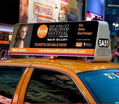 Cina Peso leggero commovente di colore pieno di Digital di LED di P5mm dell'esposizione del tabellone per le affissioni all'aperto del taxi per fisso in vendita