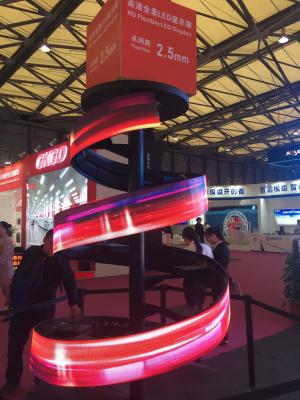 中国 高い定義曲げられたスクリーンのための適用範囲が広いLED表示P2.5柔らかいモジュール1000のNit 販売のため