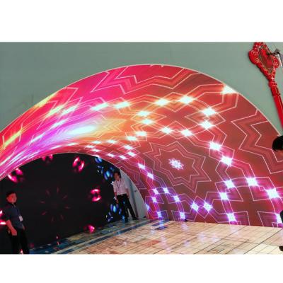 中国 高い定義曲げられたスクリーンのための適用範囲が広いLED表示P2.5柔らかいモジュール1000のNit 販売のため