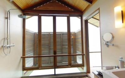 Cina Bungalow prefabbricato della prova di uragano, Camera di legno prefabbricata del bungalow di Overwater in vendita