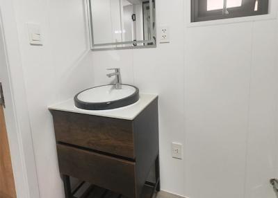 China Casa modular prefabricada Casa pequeña sobre ruedas con marco de acero ligero en venta