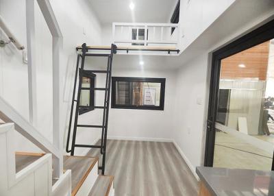 China Casa modular prefabricada Casa pequeña sobre ruedas con marco de acero ligero en venta