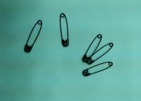 China Black Steel Safety Pins - Heavy Duty Construction for Wool, Leather & Upholstery Applications for sale