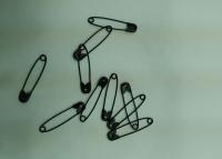 China Black Steel Safety Pins - Heavy Duty Construction for Wool, Leather & Upholstery Applications for sale