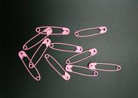 China Pink Color Safety Pin - High-Strength Steel Fastener for Heavy Fabrics, Wool, Leather & Crafts for sale