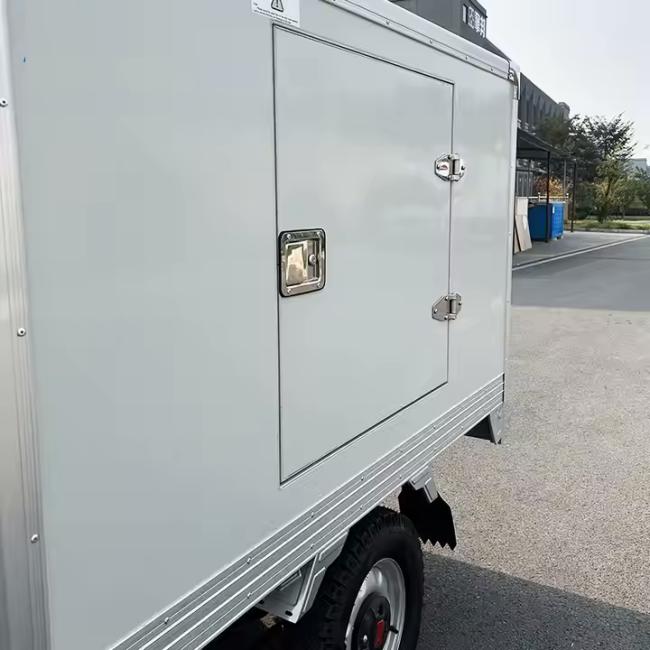 Electric tricycle dashboard and controls