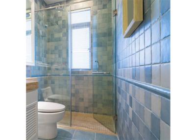 Cina Varie dimensioni del bagno della doccia di colore differente su ordinazione popolare di vetro per l'hotel in vendita