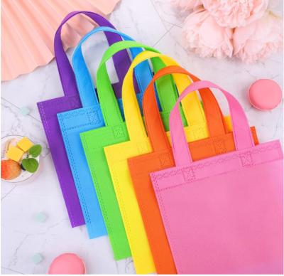 Cina Stampa personalizzabile del logo all'ingrosso in bianco Riutilizzabili Colori arcobaleno Non tessuti Borse regalo fai da te in vendita
