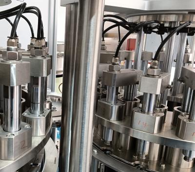 Китай Нержавеющая сталь и алюминиевый сплав Euro Cap Assembly Machine For Plastic IV Infusion Products Высокая скорость и квалифицированная скорость продается