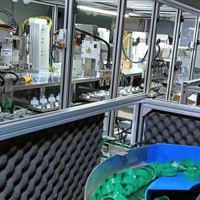 Cina Macchina di assemblaggio del tappo del detersivo per il lavaggio per l'assemblaggio simultaneo di due dimensioni di prodotti in vendita