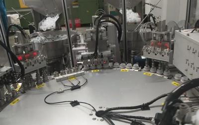 중국 스테인리스 스틸 알루미늄 합금 IV 가방 스파이크 포트 및 주입 포트 조립 기계 ISO GMP를 준수하는 서보 모터 인덱싱 드라이브 판매용