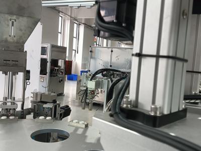 Cina Cappuccio automatico del dessicante con macchina per l'assemblaggio dei prodotti di uso quotidiano in vendita