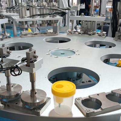 Китай Автоматизированная машина для сборки стаканчиков для мочи, оснащенная операцией индексирования и вибропитателем для повышения стабильности. продается