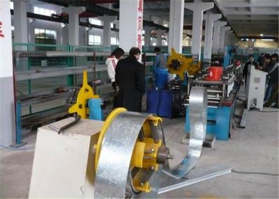 Cina L'ingranaggio che determina la striscia della saracinesca che forma la macchina 6~8m/min ha galvanizzato l'acciaio in vendita