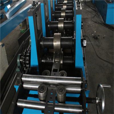 Cina L'anti corrosione ha galvanizzato i tipi perforati rotolo dei vani per cavi che forma la macchina di produzione in vendita