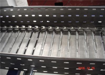 Cina Rullo trasportatore d'acciaio perforato galvanizzato del cavo della scala della fossa che forma macchina in vendita