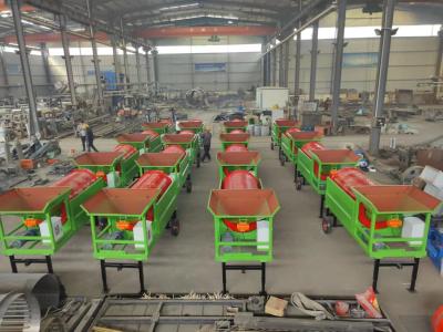 China Pantalla de tambor móvil de acero al carbono con transportador de descarga para clasificación y separación en venta