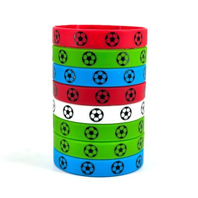Cina Slogan Parole d'ordine Braccialetti in silicone stampati Custom Football Fans Sports Braccialetti in silicone in vendita