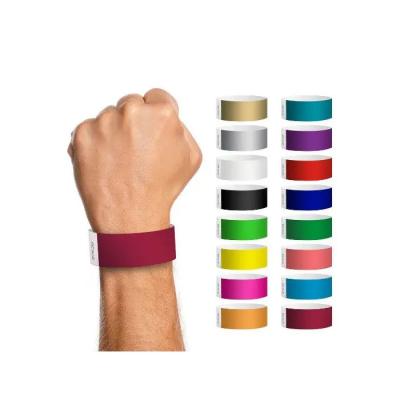 China Las pulseras personalizadas del evento Tyvek Número de código de barras Impermeable Identificación del evento Fiesta de admisión Brazalete de papel en venta