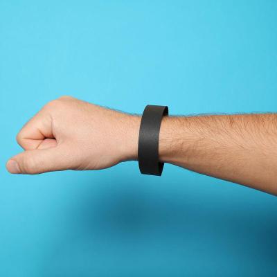 China Las pulseras personalizadas del evento Tyvek Número de código de barras Impermeable Identificación del evento Fiesta de admisión Brazalete de papel en venta