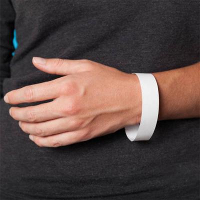 China Las pulseras personalizadas del evento Tyvek Número de código de barras Impermeable Identificación del evento Fiesta de admisión Brazalete de papel en venta