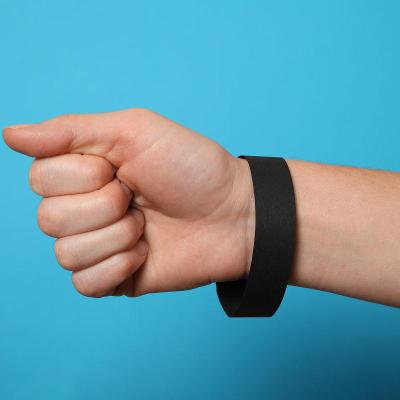 China Las pulseras personalizadas del evento Tyvek Número de código de barras Impermeable Identificación del evento Fiesta de admisión Brazalete de papel en venta