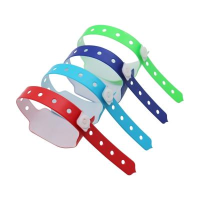 Cina Braccialetto monouso personalizzato in plastica vinile PVC Neon Fluorescente Colore Impermeabile Evento Festa Braccialetto regalo in vendita