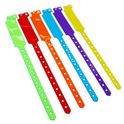 Cina Braccialetto monouso personalizzato in plastica vinile PVC Neon Fluorescente Colore Impermeabile Evento Festa Braccialetto regalo in vendita