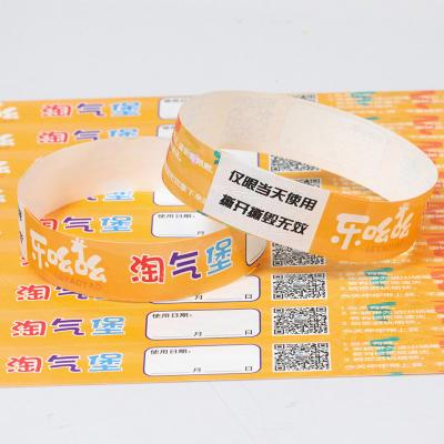 中国 工場イベント 紙のブレスレット バーコード番号付き 防水プール イベント識別 入場 ティベック 腕帯 販売のため
